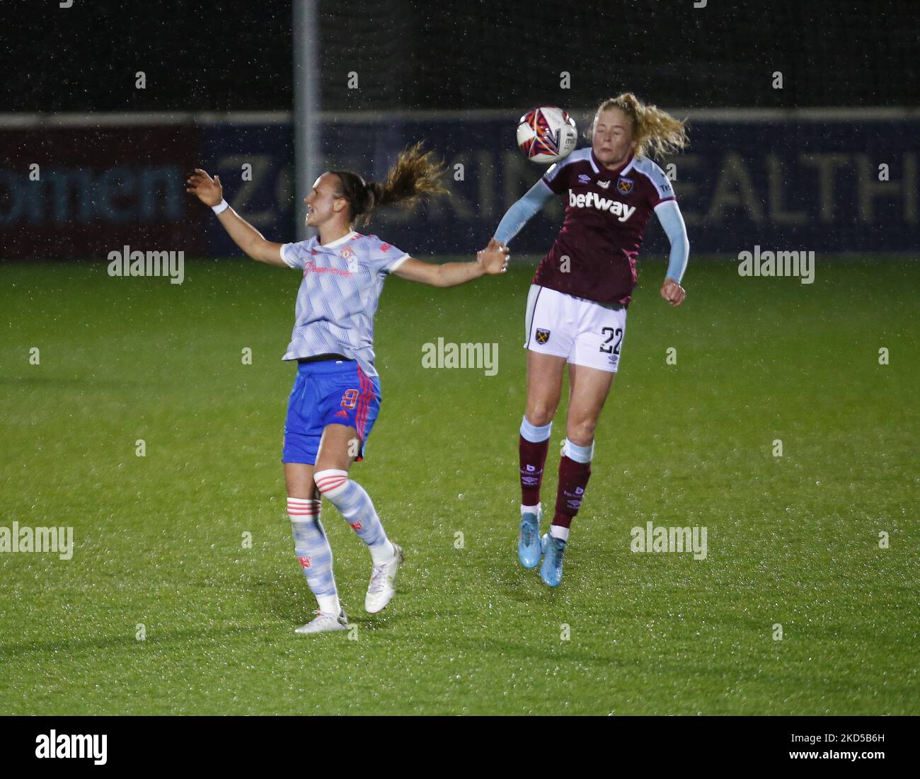 L-R Martha Thomas of Manchester United Women and Grace Fisk of West Ham ...