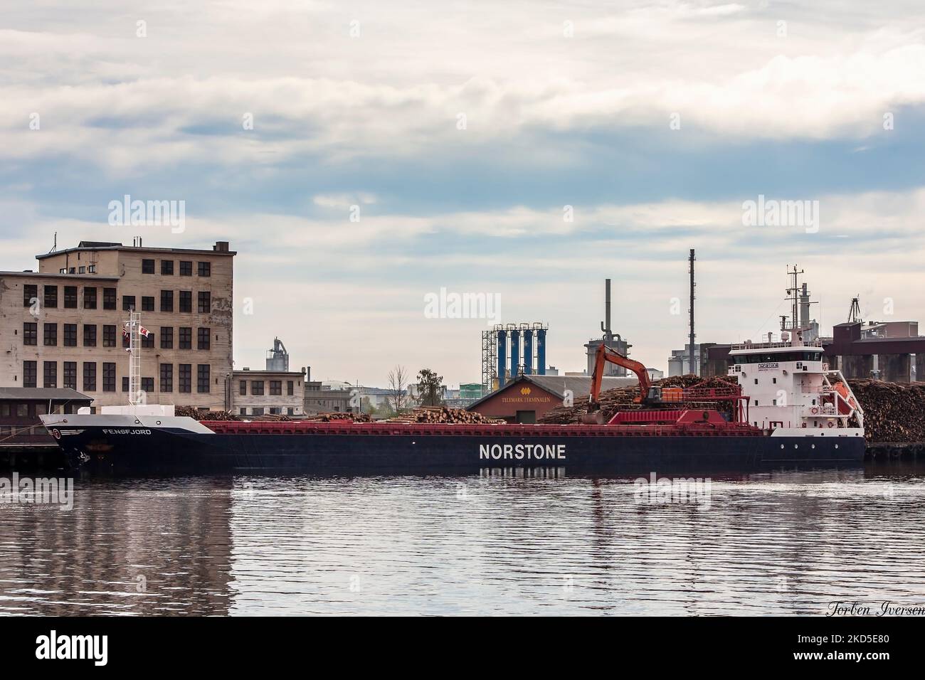 Cargo vessel loading timber hi-res stock photography and images - Alamy