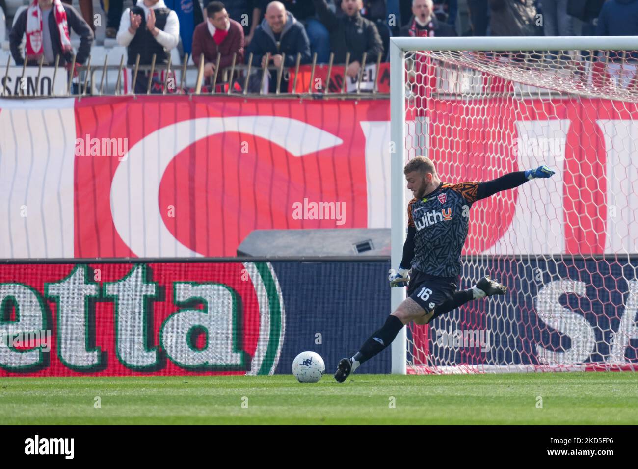 Michele Di Gregorio (#16 Monza) during AC Monza against Football Club ...