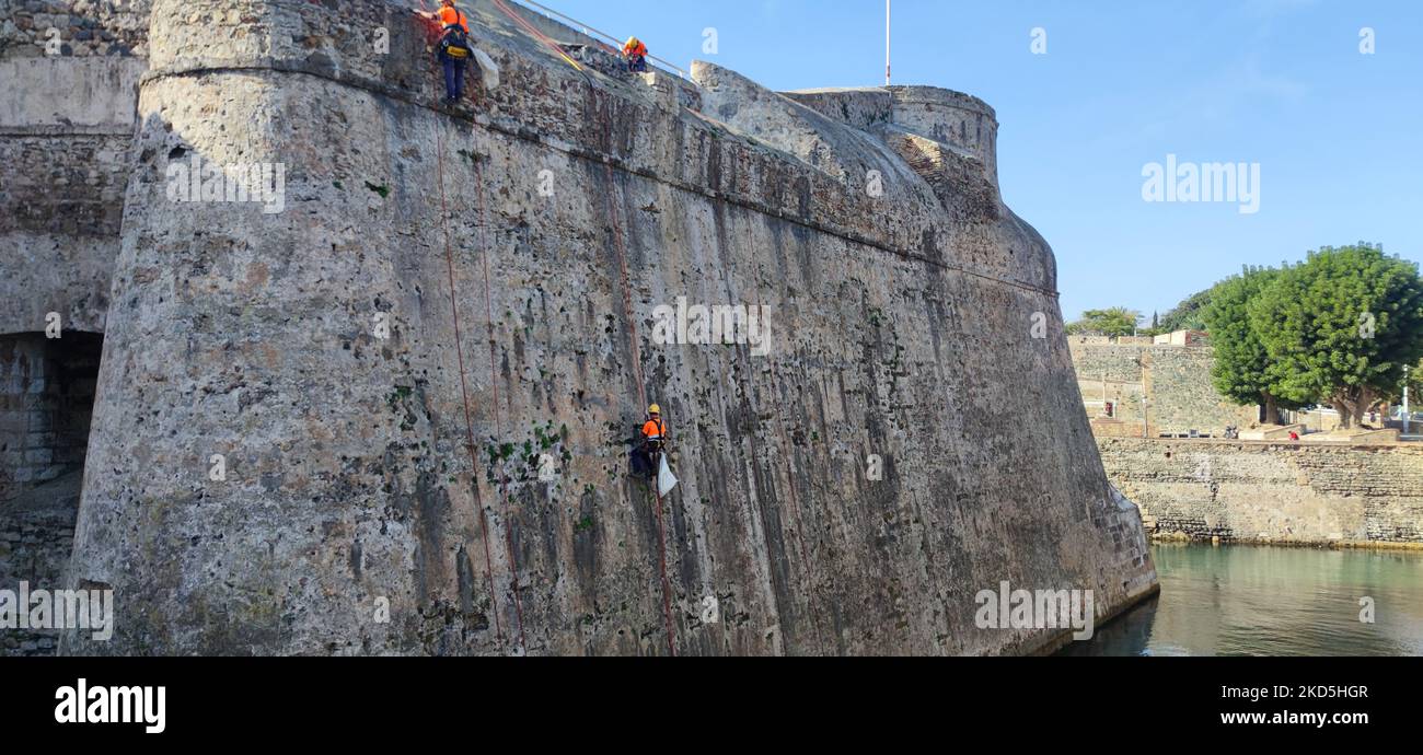 Tall vertical walls hi-res stock photography and images - Alamy