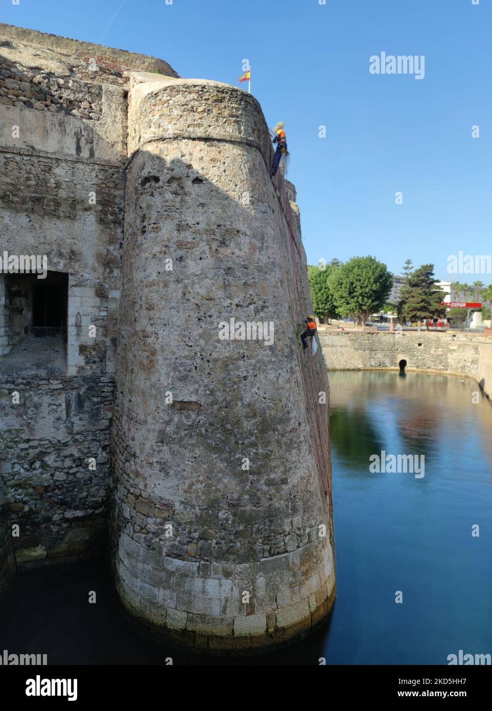 Tall vertical walls hi-res stock photography and images - Alamy