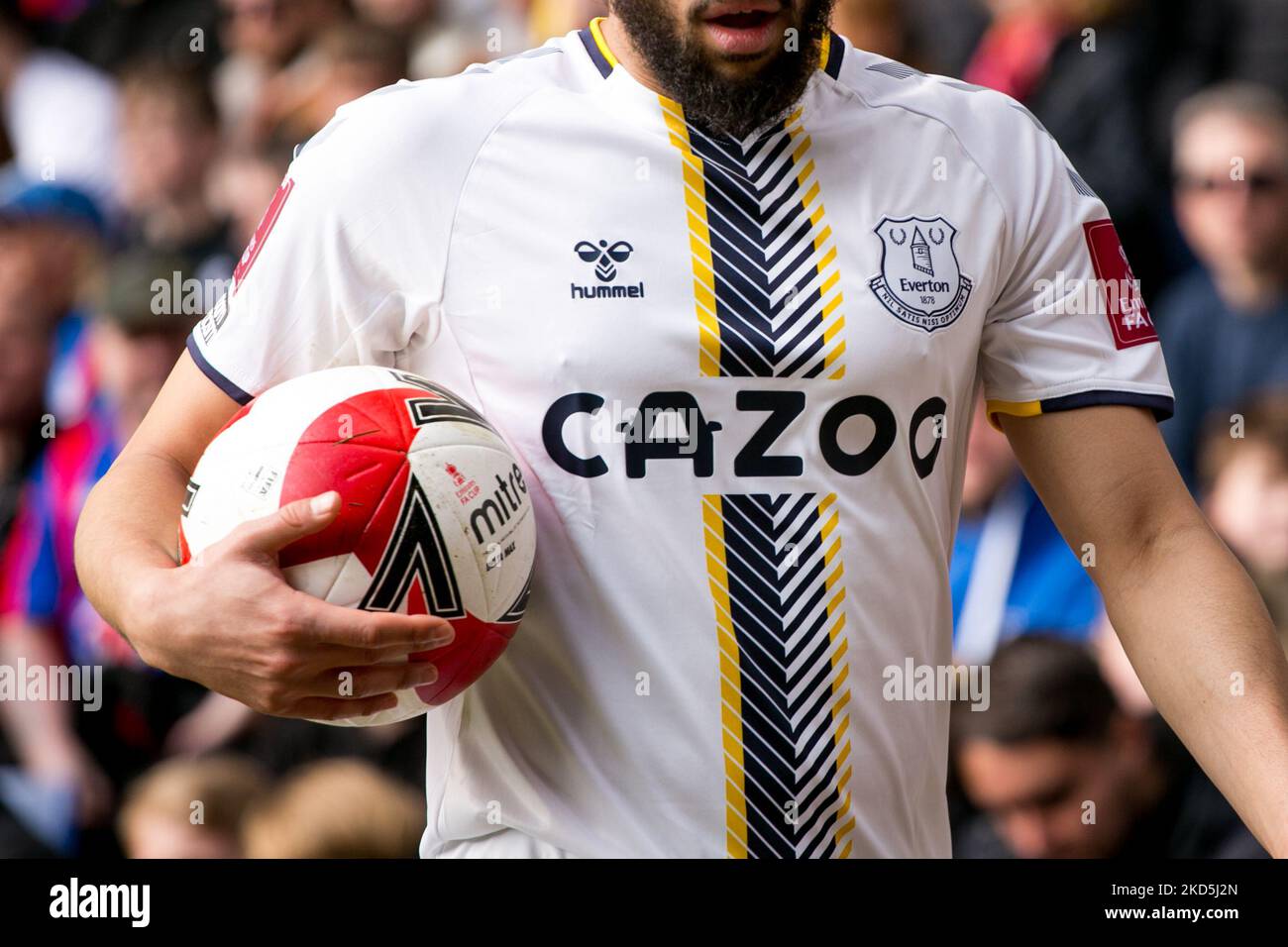 Andros Townsend of Everton controls the ball during the FA Cup match ...