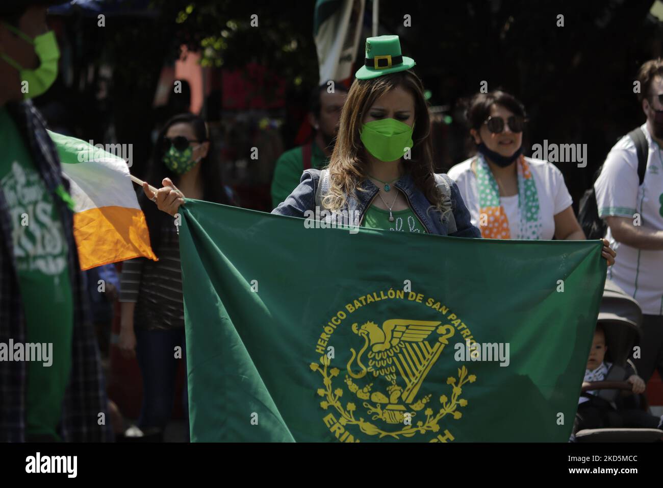 Members of the Irish community in Mexico, outside the Parish of San ...