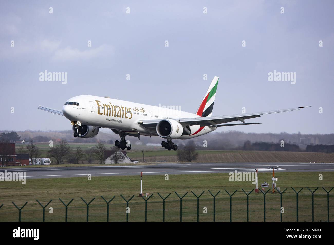 Boeing 777 cockpit interior flight hi-res stock photography and images ...