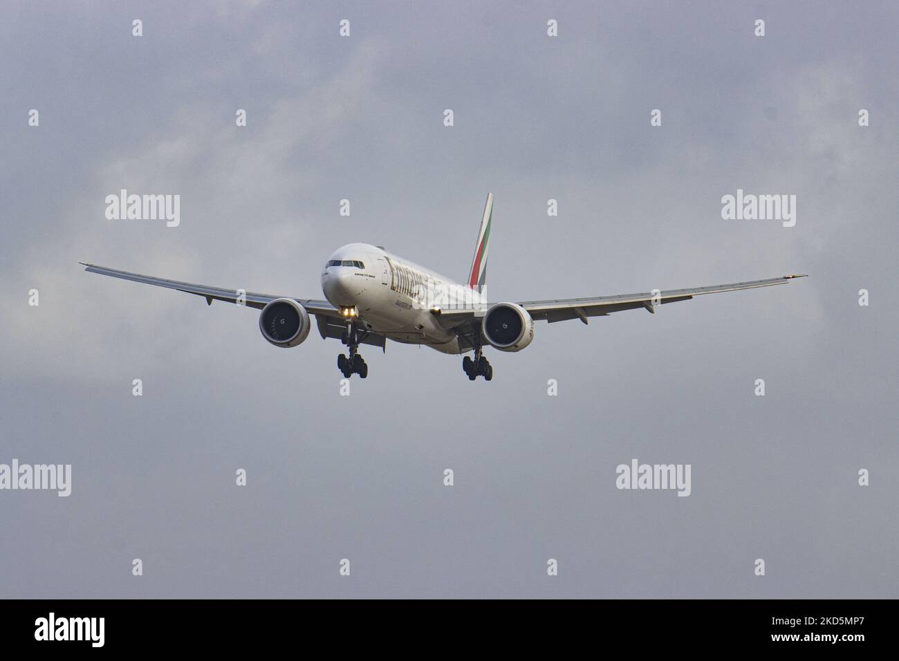 Boeing 777 cockpit interior flight hi-res stock photography and images ...