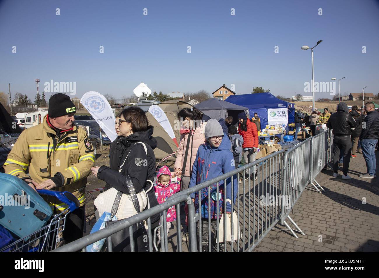Long lines are formed as Ukranian refugees wait to board the bus in ...
