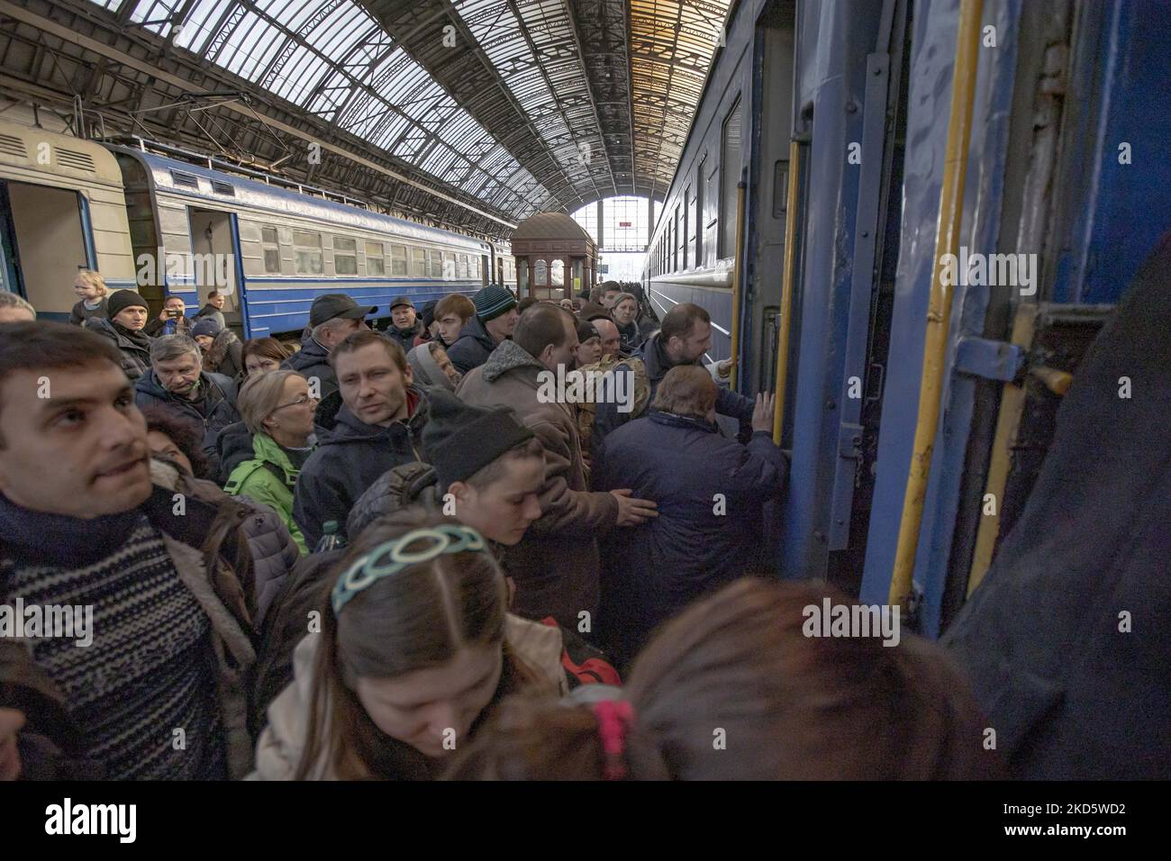 People rush to get on the train and push each other while they are ...