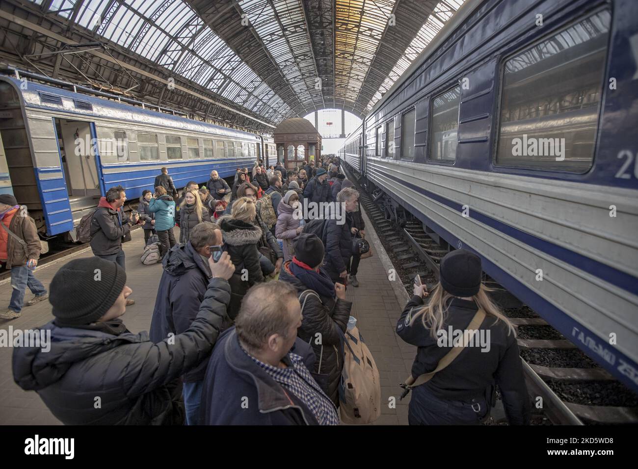 People rush to get on the train and push each other while they are ...