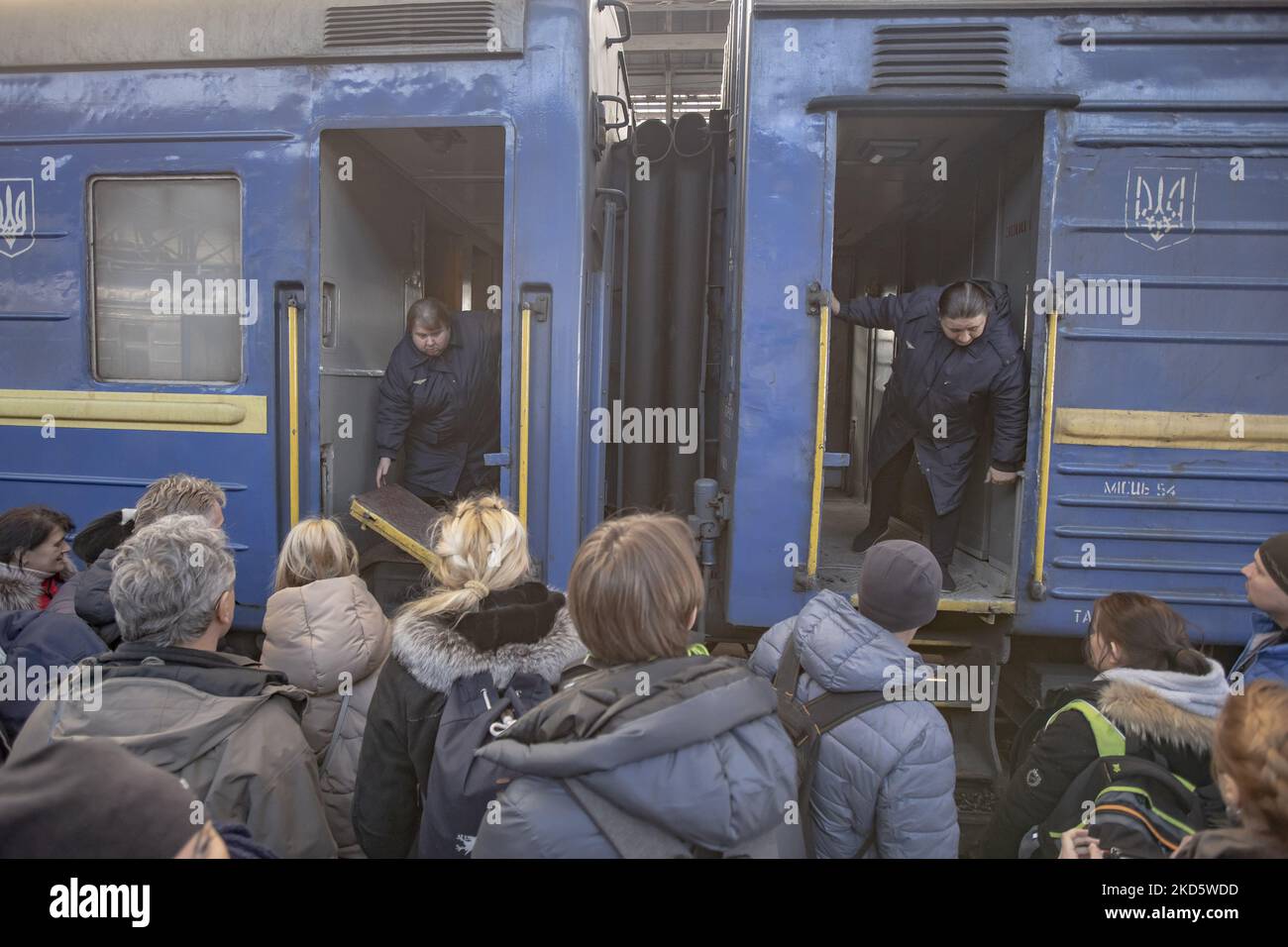 People rush to get on the train and push each other while they are ...
