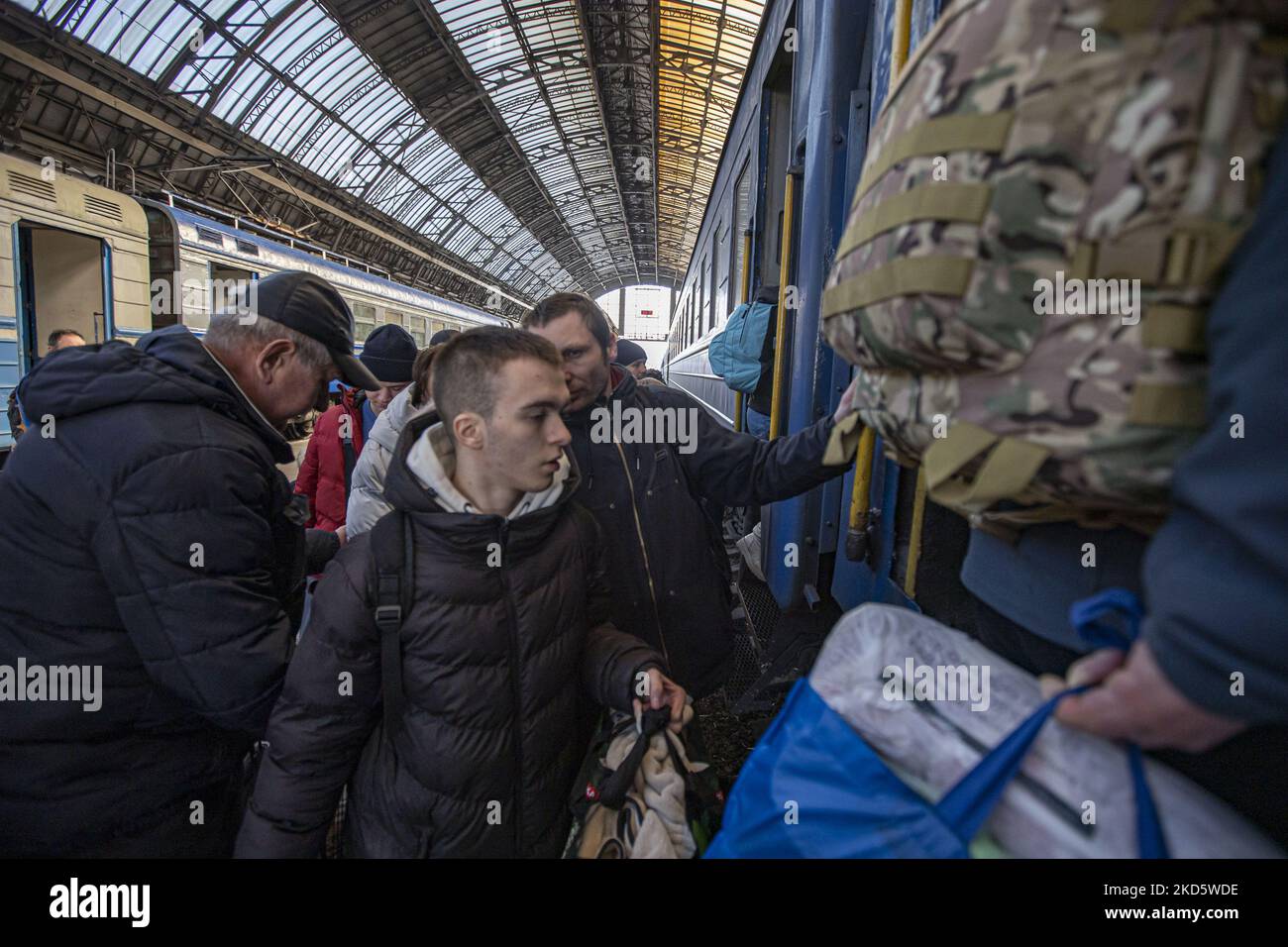 People rush to get on the train and push each other while they are ...