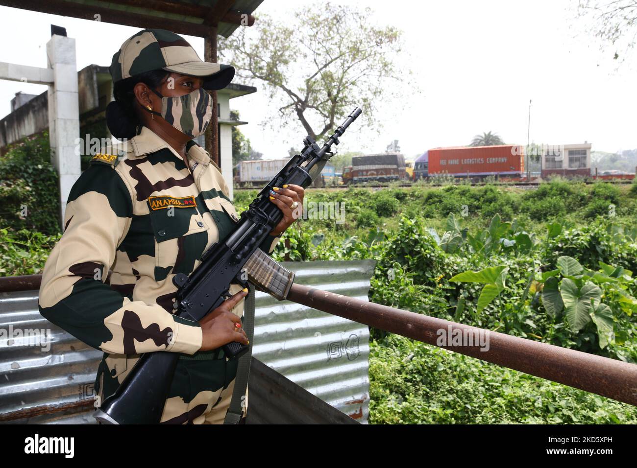Indian Border Security Force (BSF) Women soldiers patrolling at the ...