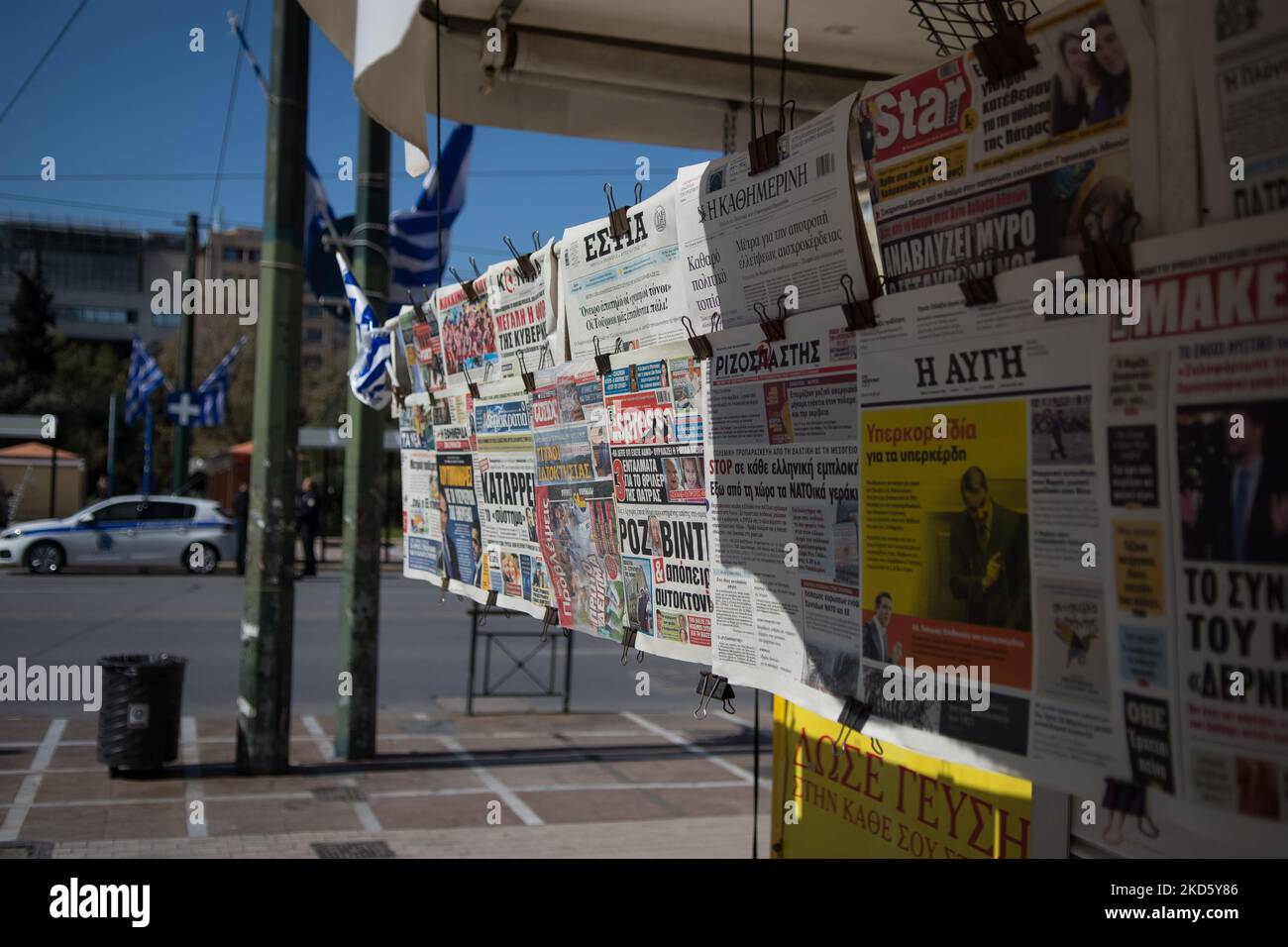 Hanging newspapers hi-res stock photography and images - Alamy