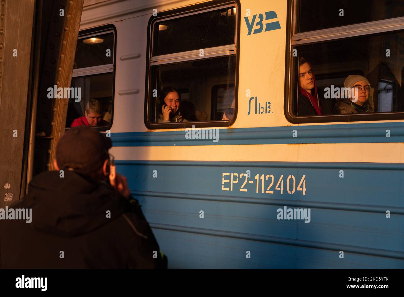 A man says good bye to his daughter over the phone on the train ...