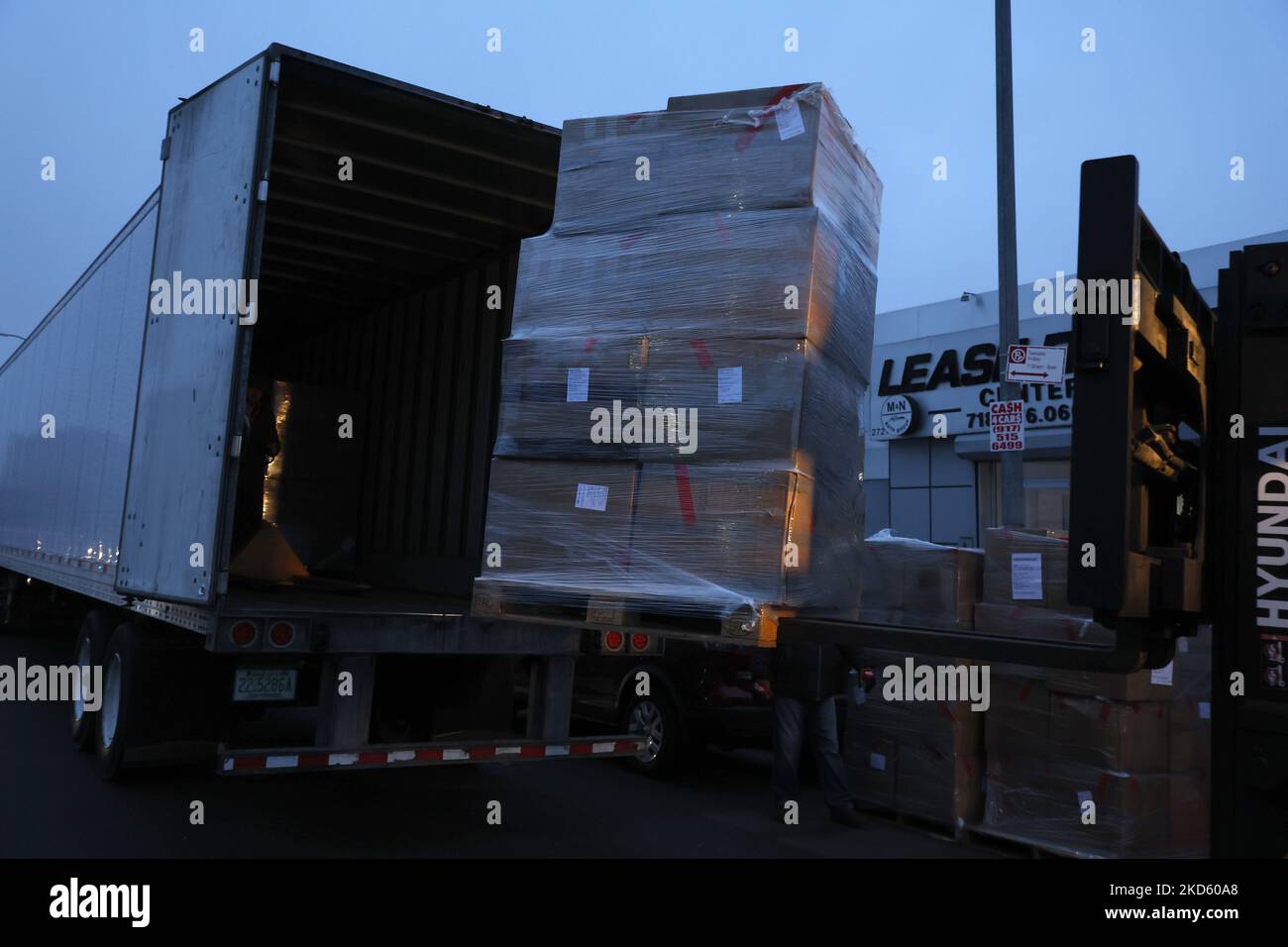 Tons of food trucks hi-res stock photography and images - Alamy