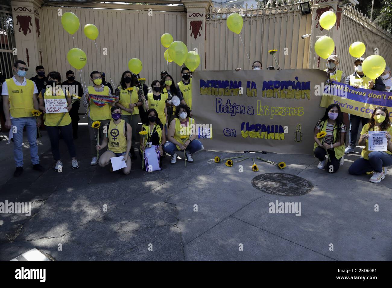 Members of Amnesty International and the Ukrainian community in Mexico ...