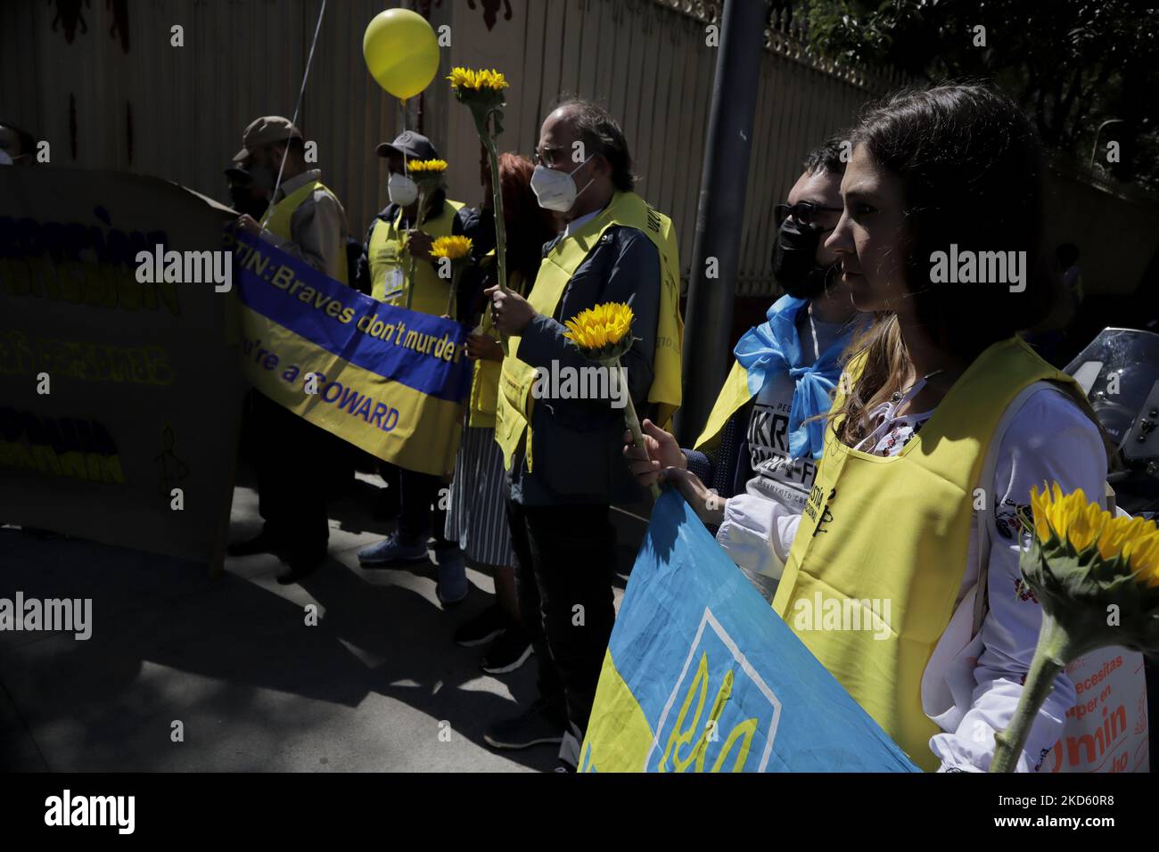 Members of Amnesty International and the Ukrainian community in Mexico ...