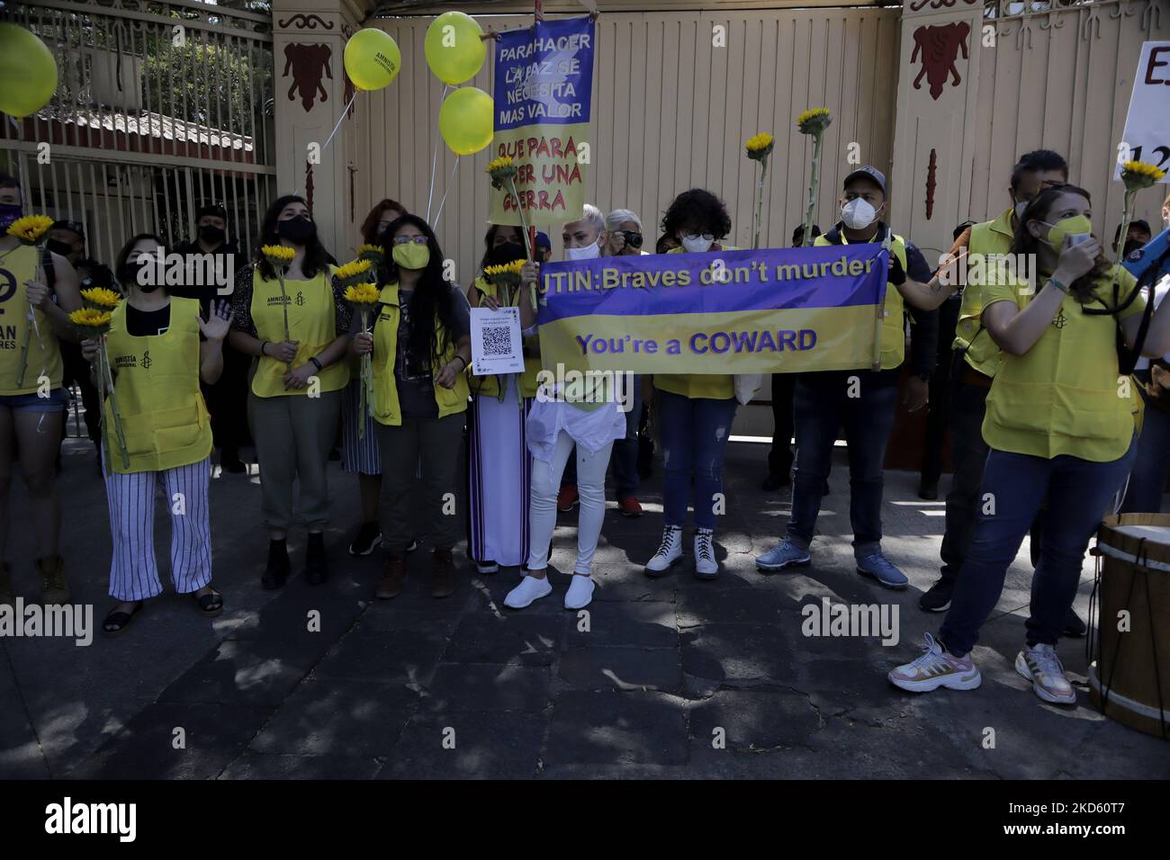 Members of Amnesty International and the Ukrainian community in Mexico ...