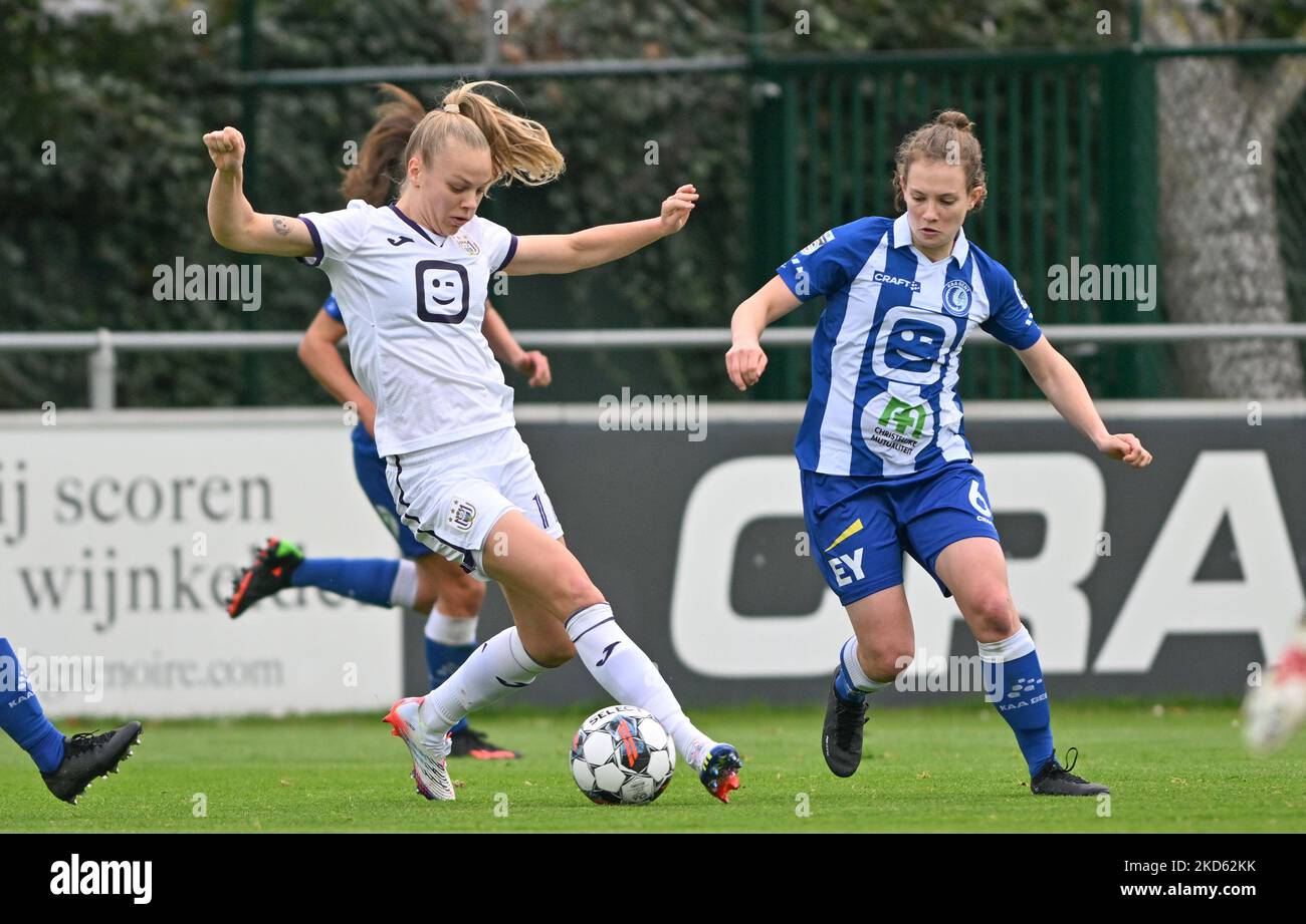 Sarah Wijnants (11) of Anderlecht pictured in a duel with Jinte Leeman ...
