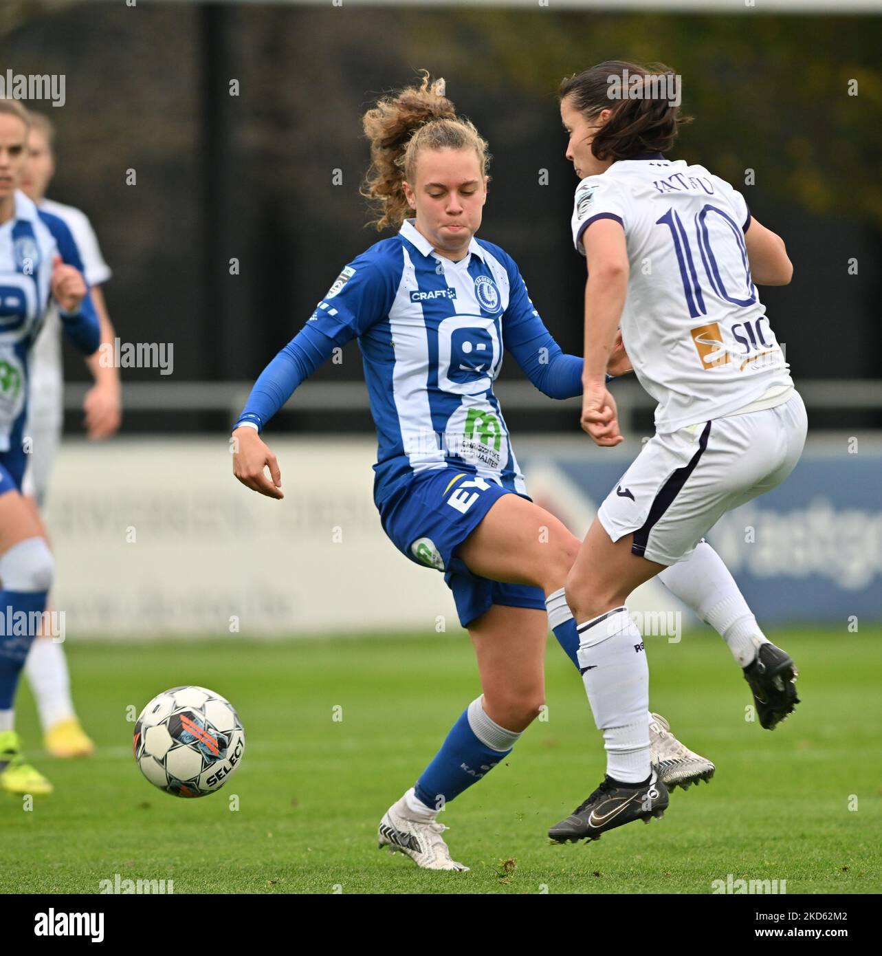 Alixe Bosteels (7) of Gent pictured in a duel with Stefania Vatafu (10 ...
