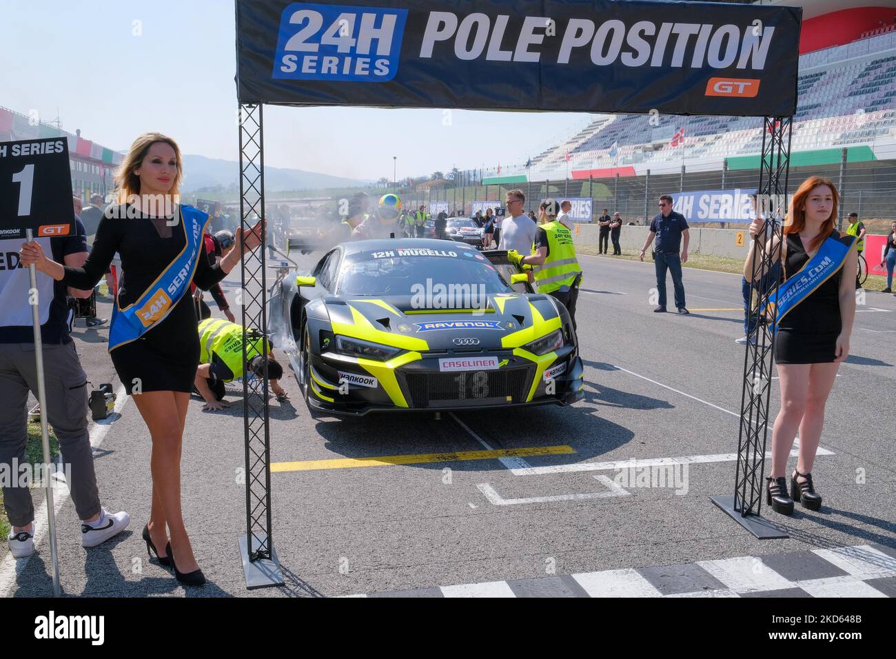 GT3-PRO/AM 18 Phoenix Racing -GER- Audi R8 LMS GT3 EVO II in pitline on ...