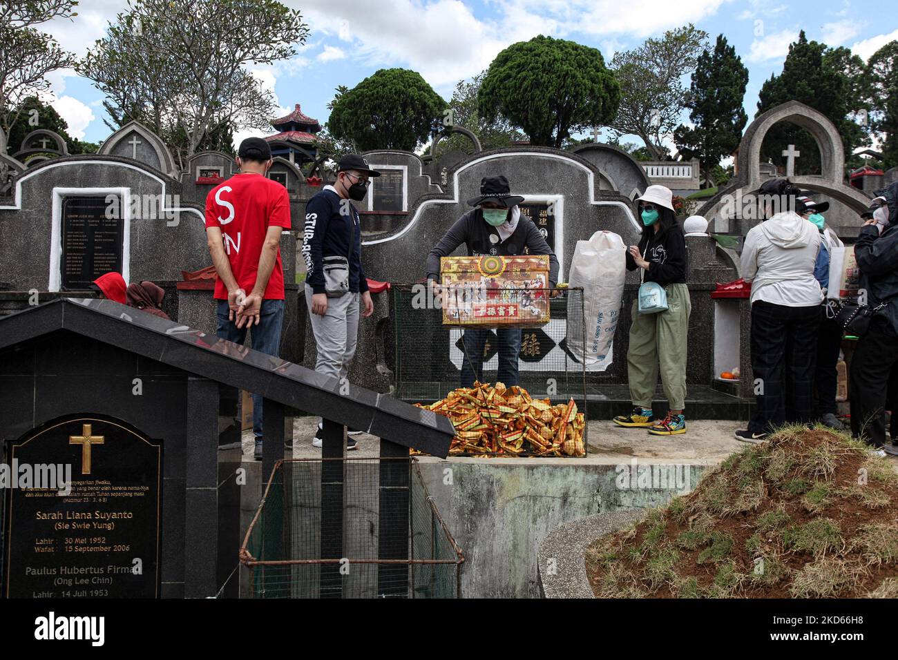 An Indonesian Chinese family prepare offerings during the Qingming ...
