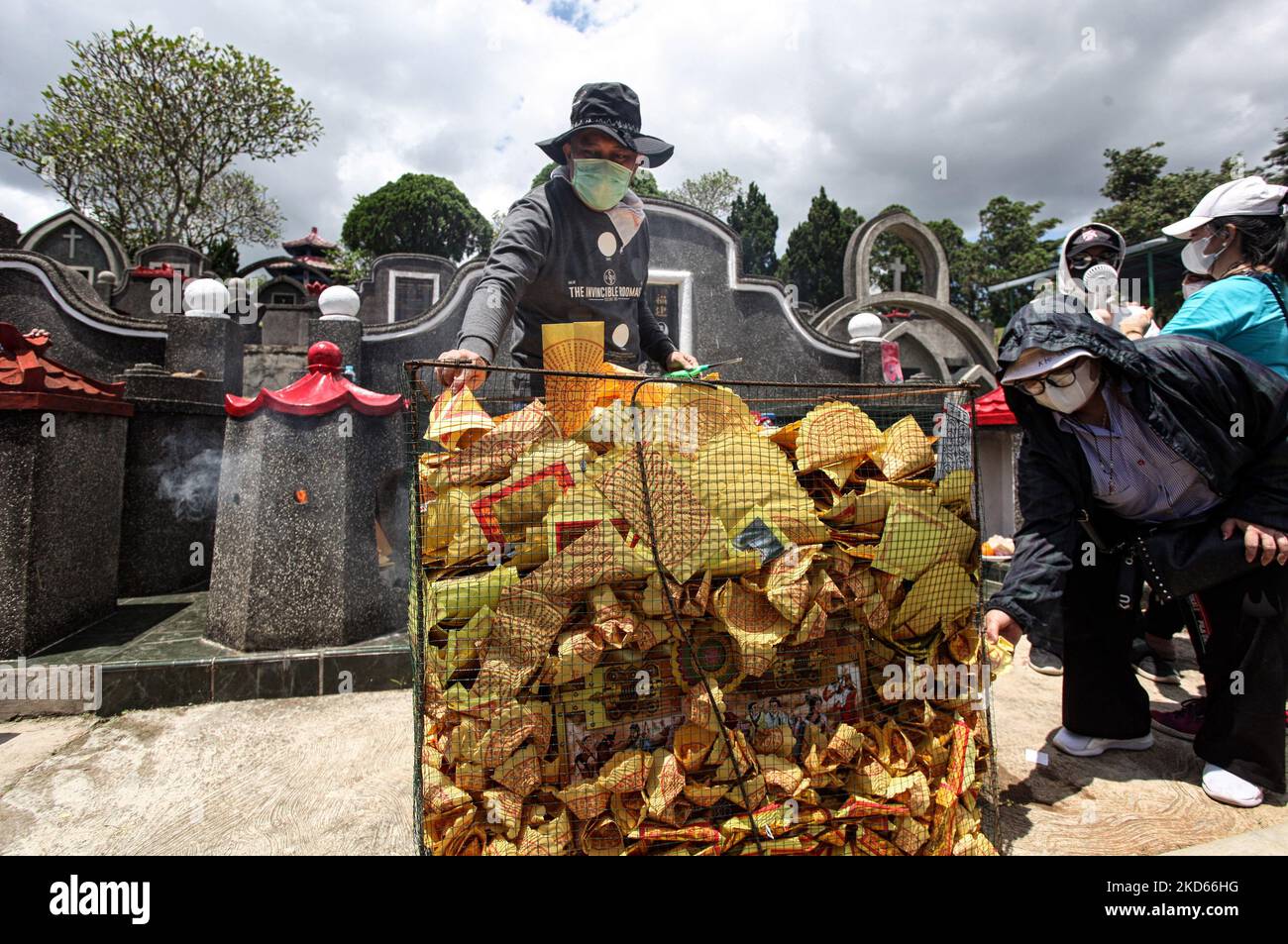 An Indonesian Chinese family prepare offerings during the Qingming ...