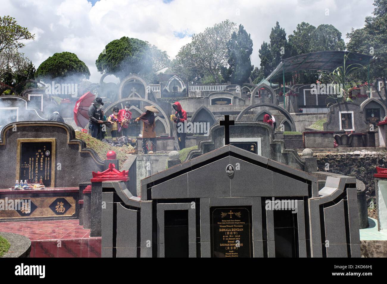 Indonesian ethnic Chinese visit in a cemetery during the Qingming ...