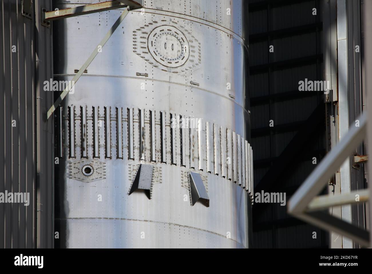 Details of SpaceX's new booster, Super Heavy Booster 7, in the high bay ...