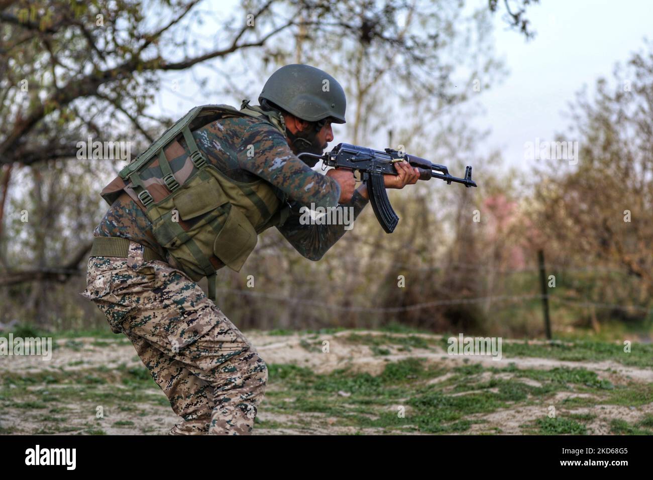 Indian army soldiers take position during CASO Cordon And Search ...