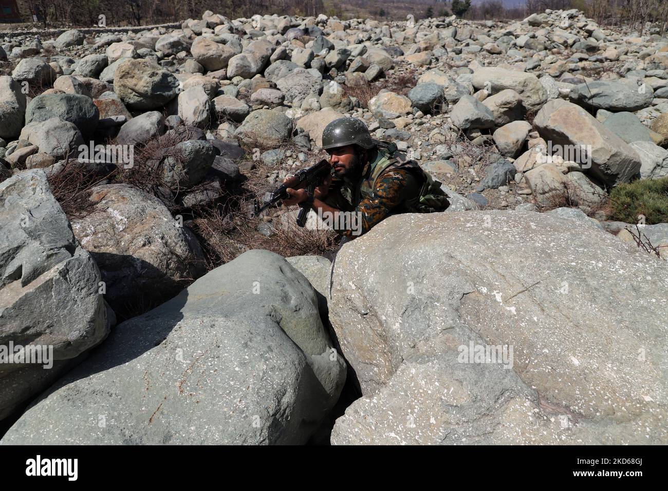 Indian army soldiers take position during CASO Cordon And Search ...