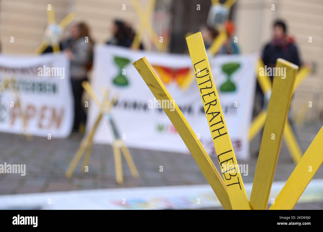 Potsdam, Germany. 05th Nov, 2022. Climate activists set up yellow X ...