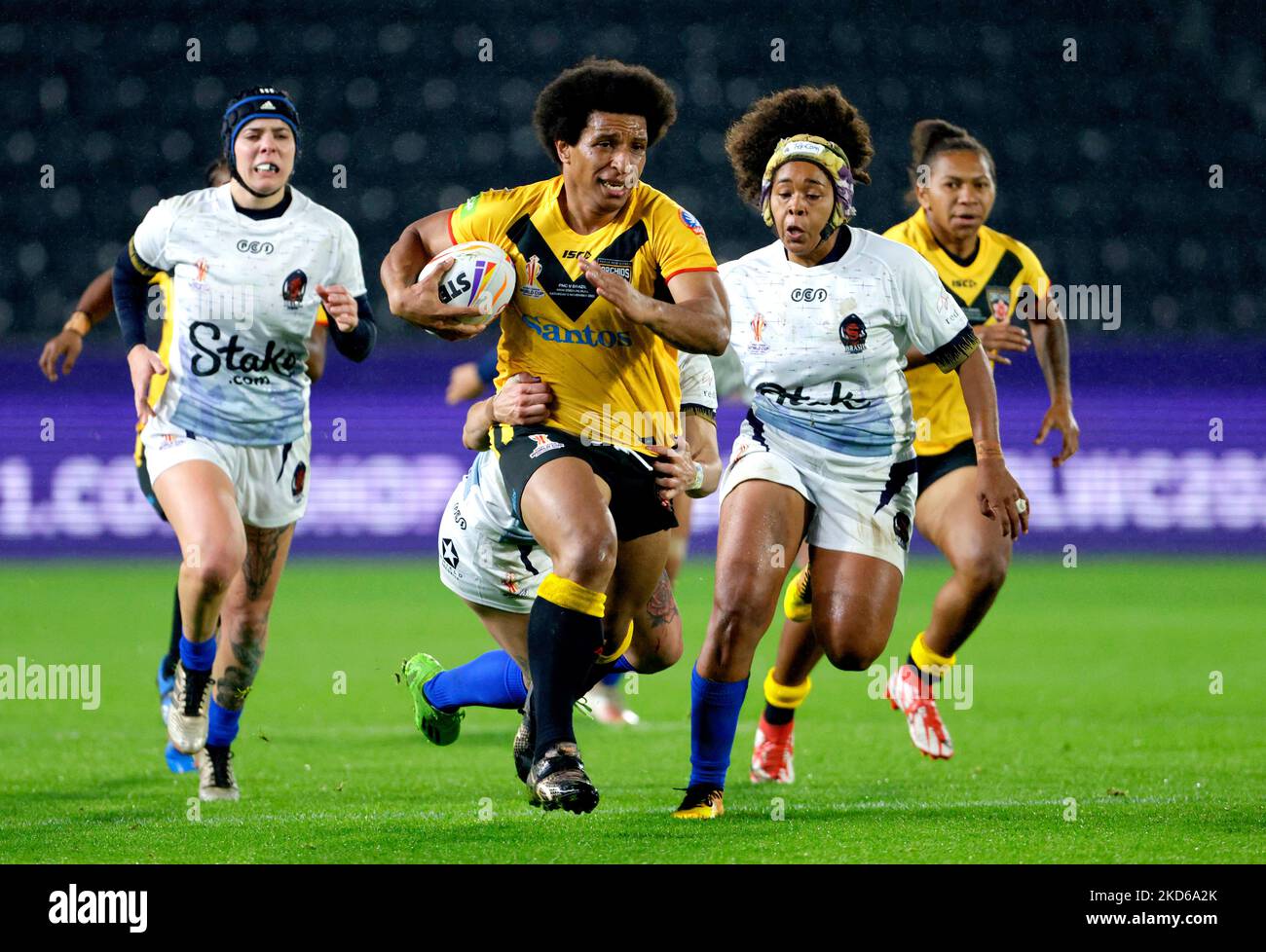 Papua New Guinea's Elsie Albert (centre) powers through during the ...