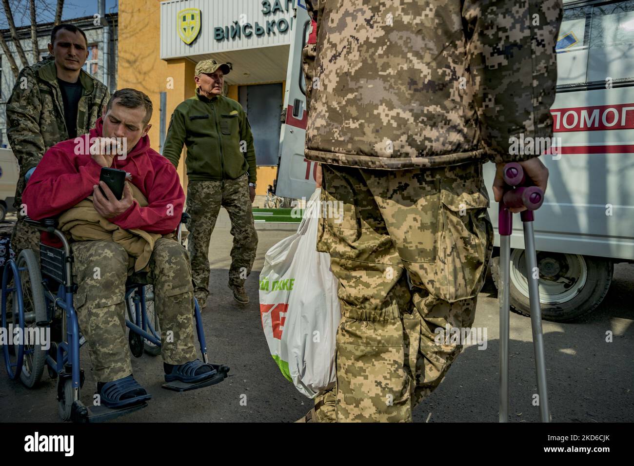 Wounded ukrainian soldiers in the frontline of Zaporizhzhia, wait for ...