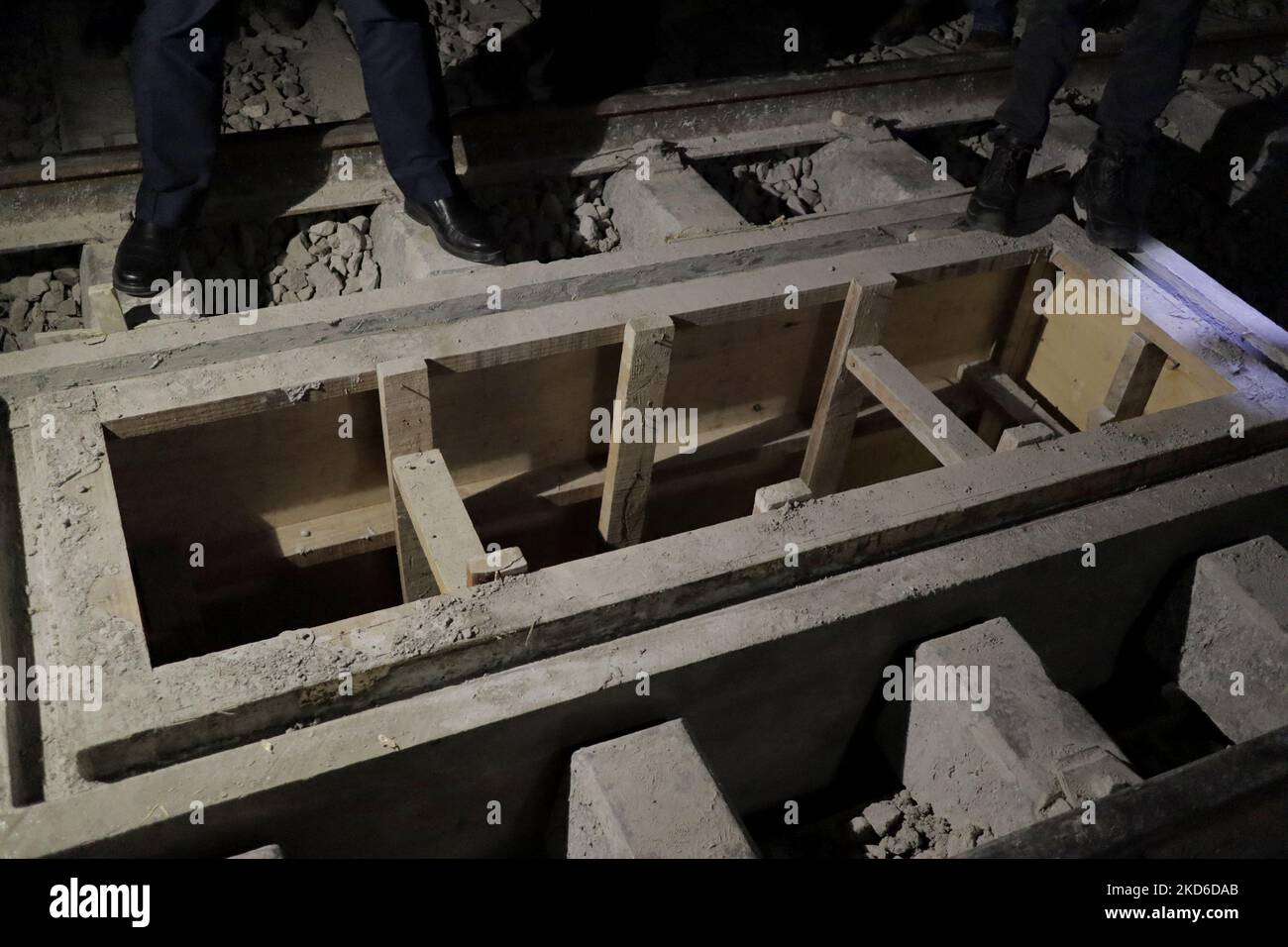 Construction of a sump in the tunnel of the Mexicaltzingo metro station ...