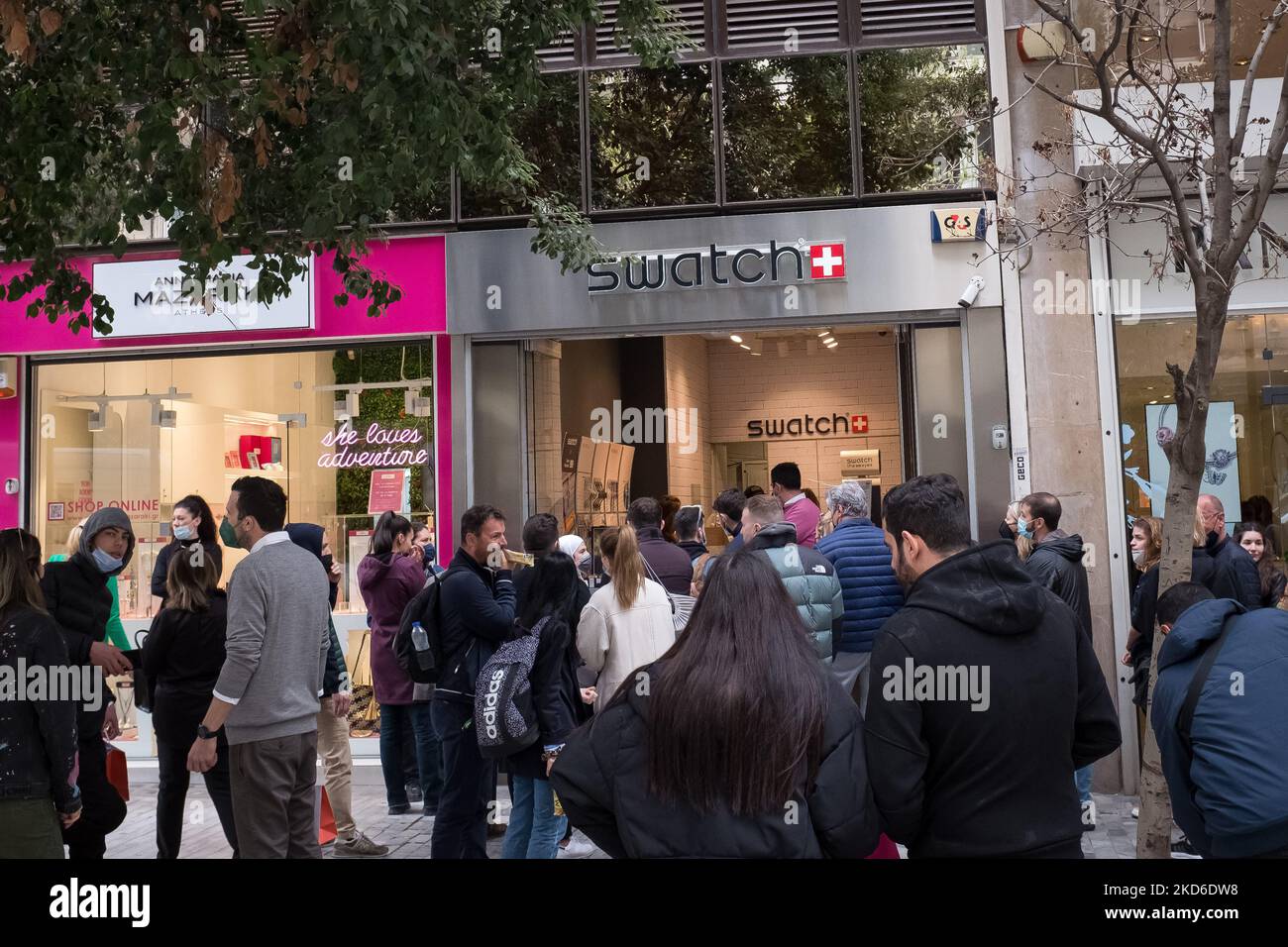 Hundreds of people are waiting to buy the new Swatch Omega MoonSwatch ...