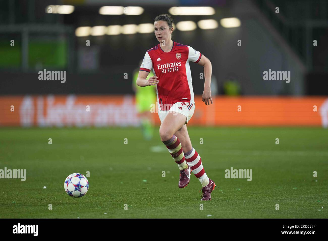 Lotte Wubben-Moy of Arsenal WFC controls the ball during Vfl Wolfsburg ...