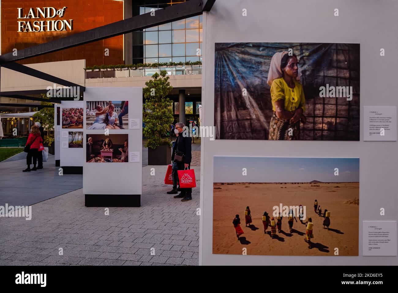 People observe the exhibition of the great National Geographic ...