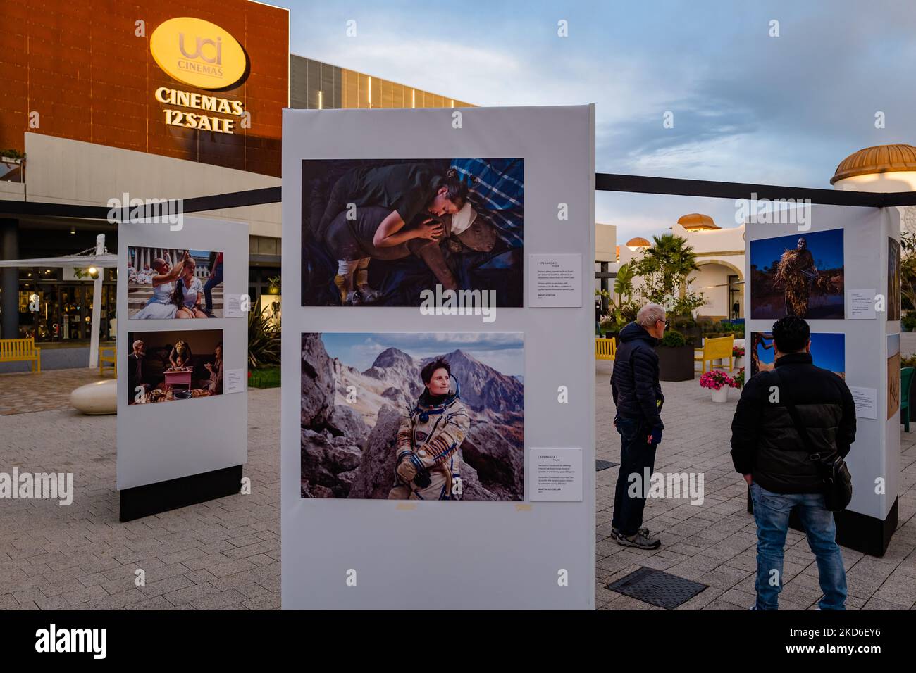People observe the exhibition of the great National Geographic ...
