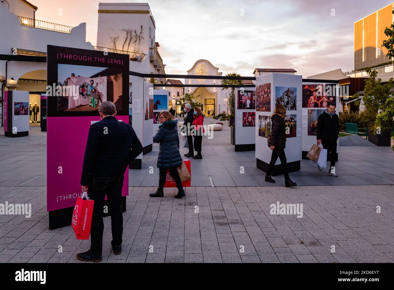 People observe the exhibition of the great National Geographic ...