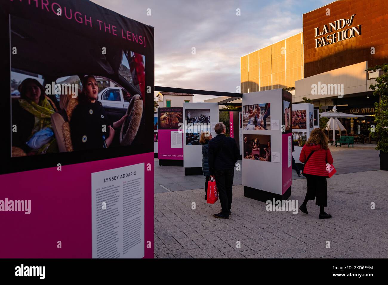 People observe the exhibition of the great National Geographic ...