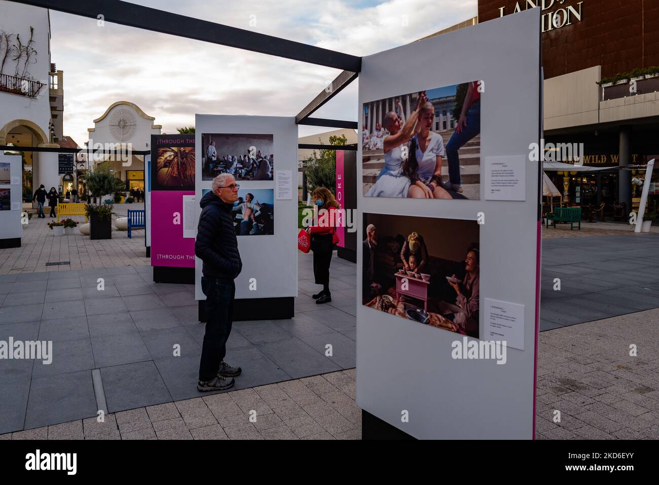 People observe the exhibition of the great National Geographic ...
