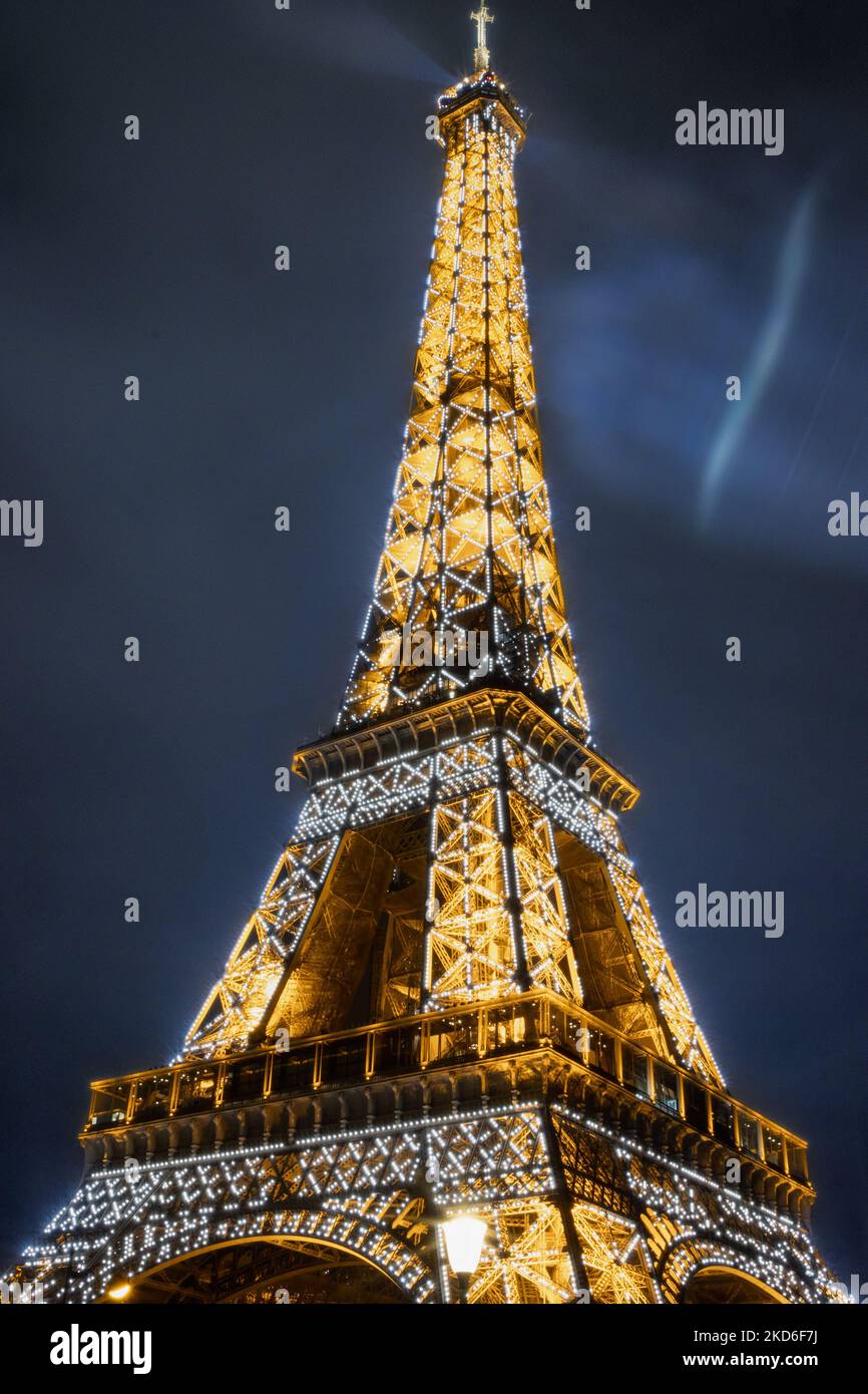 A vertical shot of the illuminated Eiffel tower at night Stock Photo ...