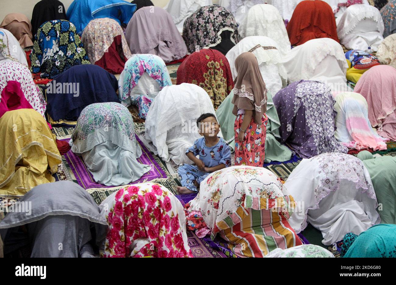 Indonesian Muslim perform the first Tarawih prayer on the first night ...