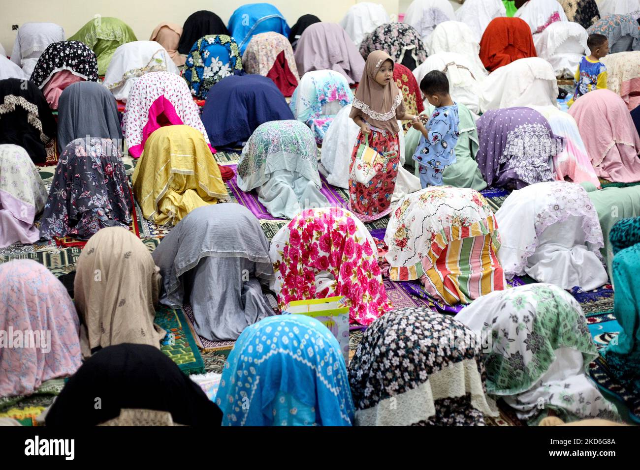 Indonesian Muslim perform the first Tarawih prayer on the first night ...