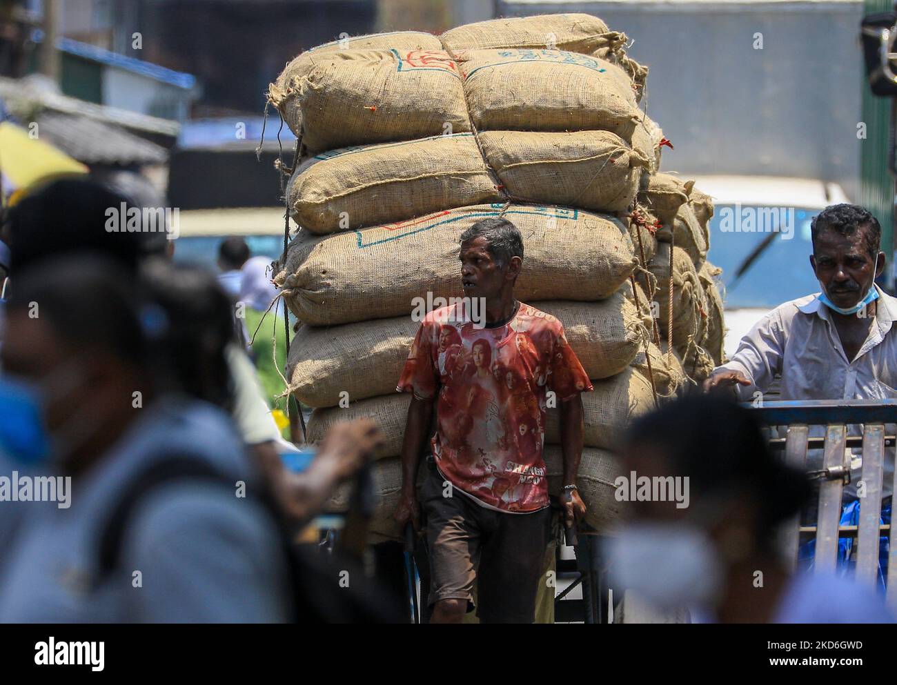 Sri lankan daily wage worker hi-res stock photography and images - Alamy