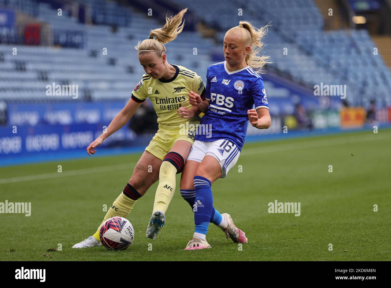 Freya Gregory of Leicester City challenges Beth Mead of Arsenal during ...