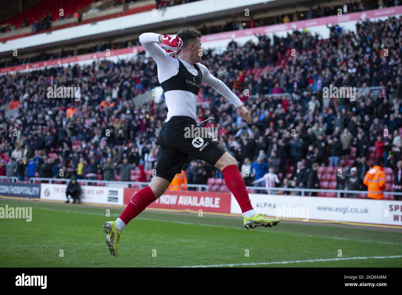 Sunderland's Nathan Broadhead scores the winner and celebrates during ...