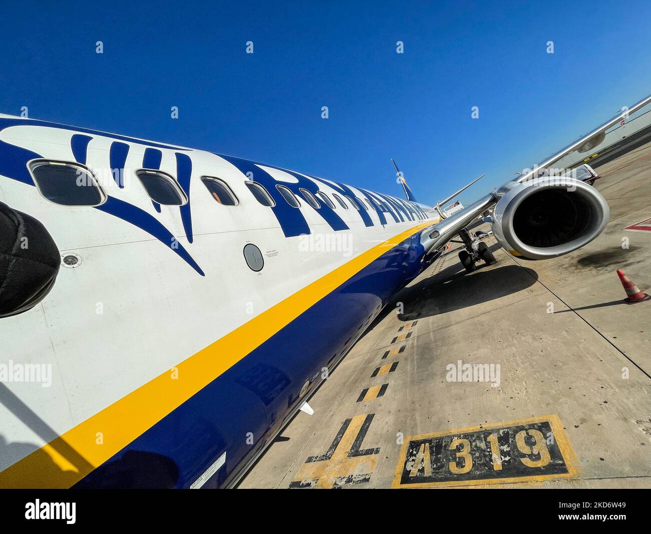Ryanair 737 800 rome hi-res stock photography and images - Alamy