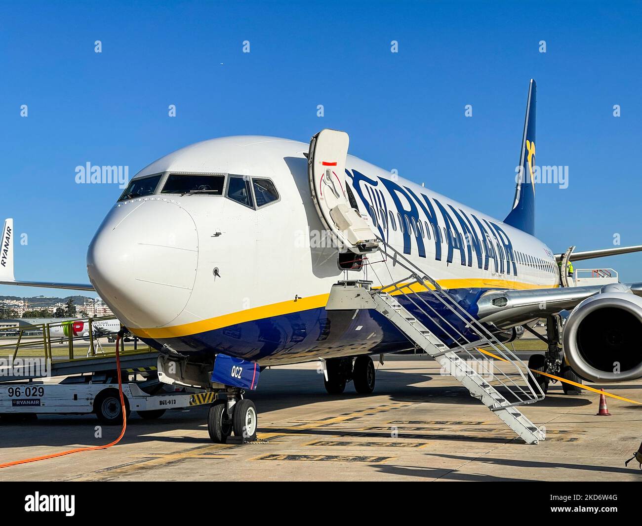 Ryanair 737 800 rome hi-res stock photography and images - Alamy