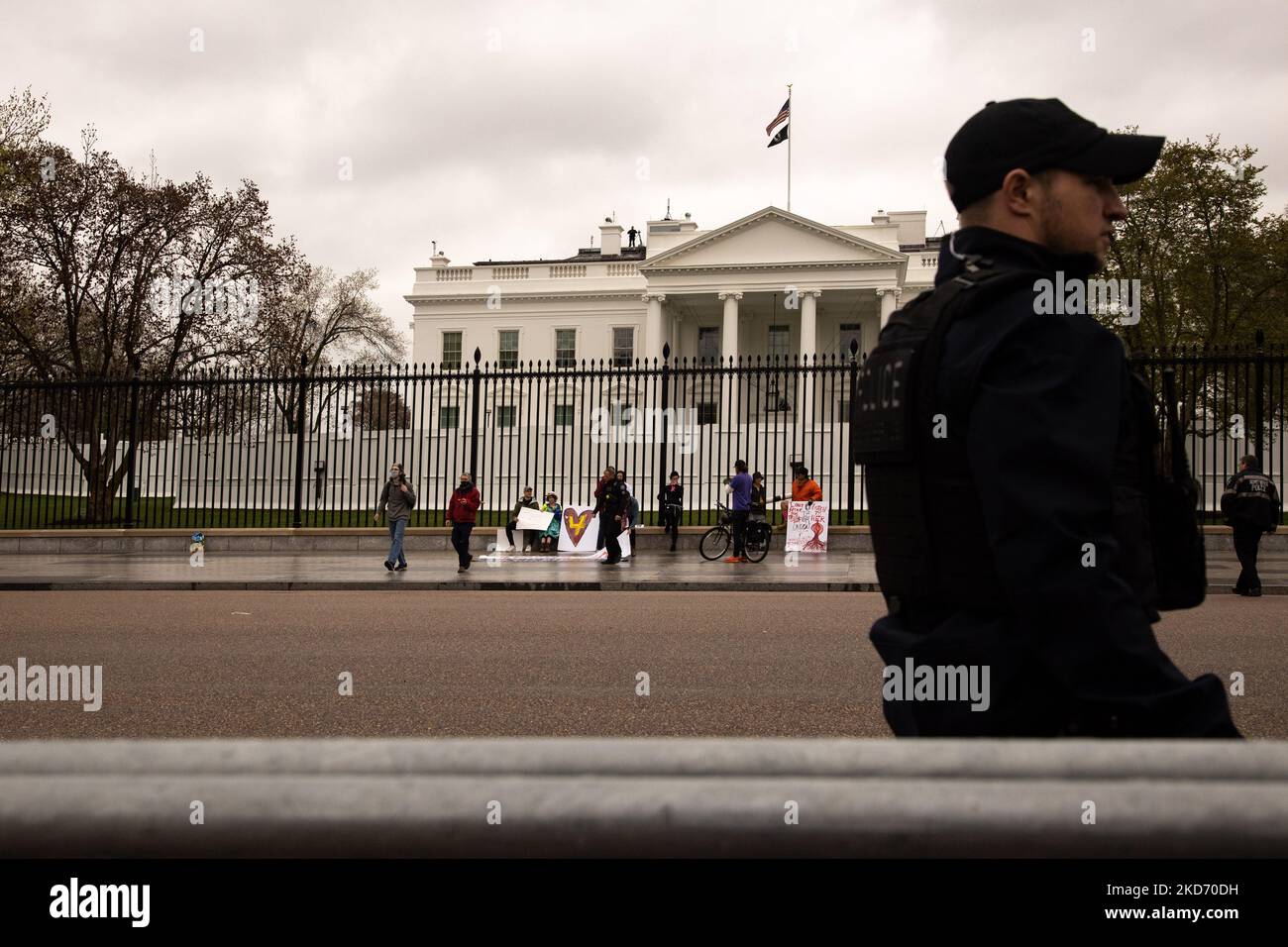 Secret Service officers move people from Lafayette Park as ...